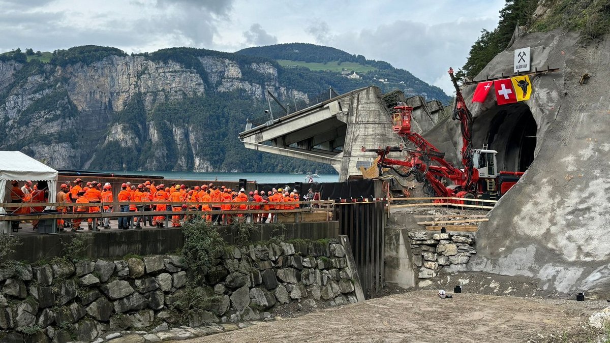 First blasting at the Sisikon tunnel